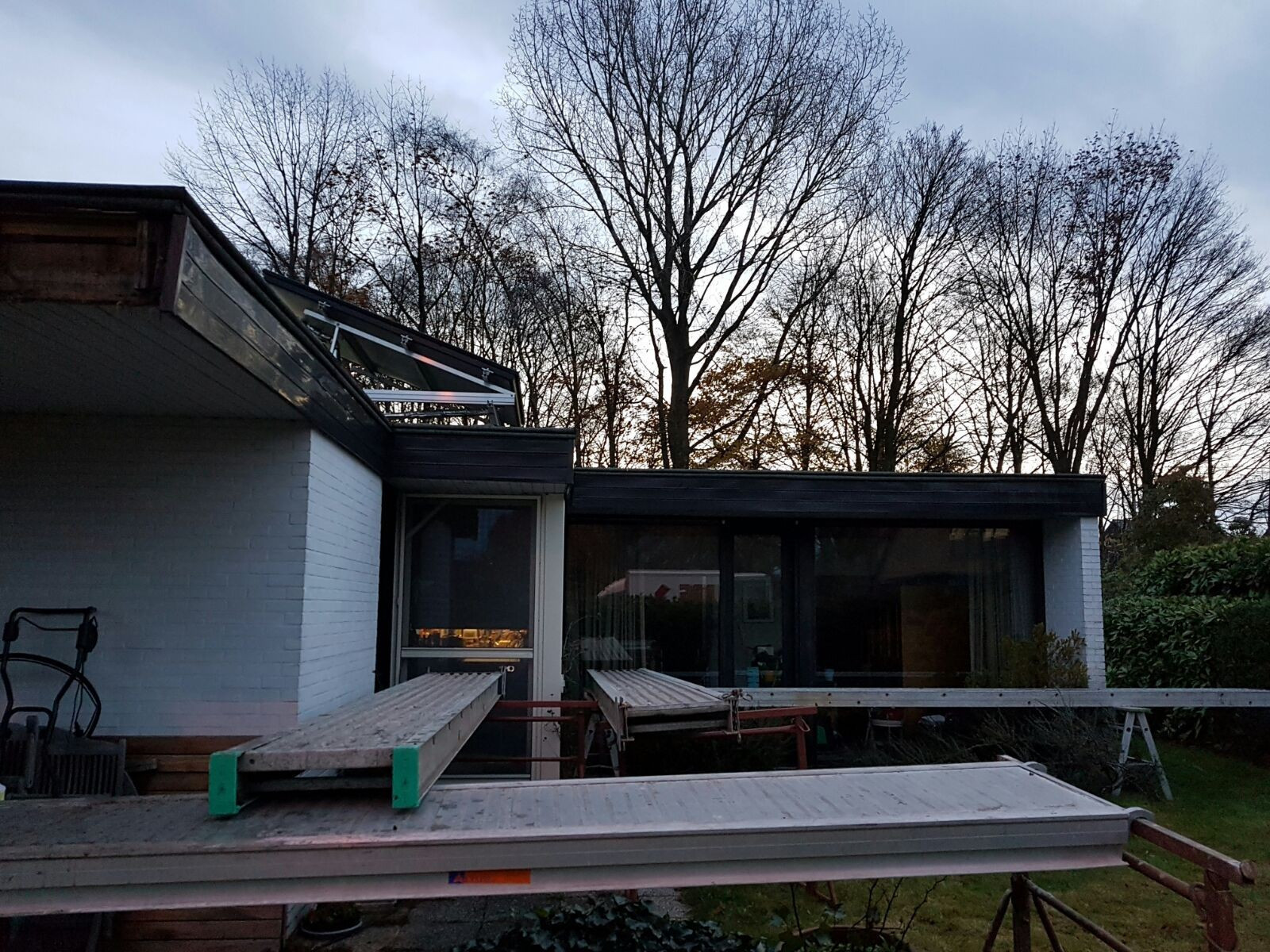 Vernieuwen van dakoversteek (van oude pvc planchetten naar witte ...